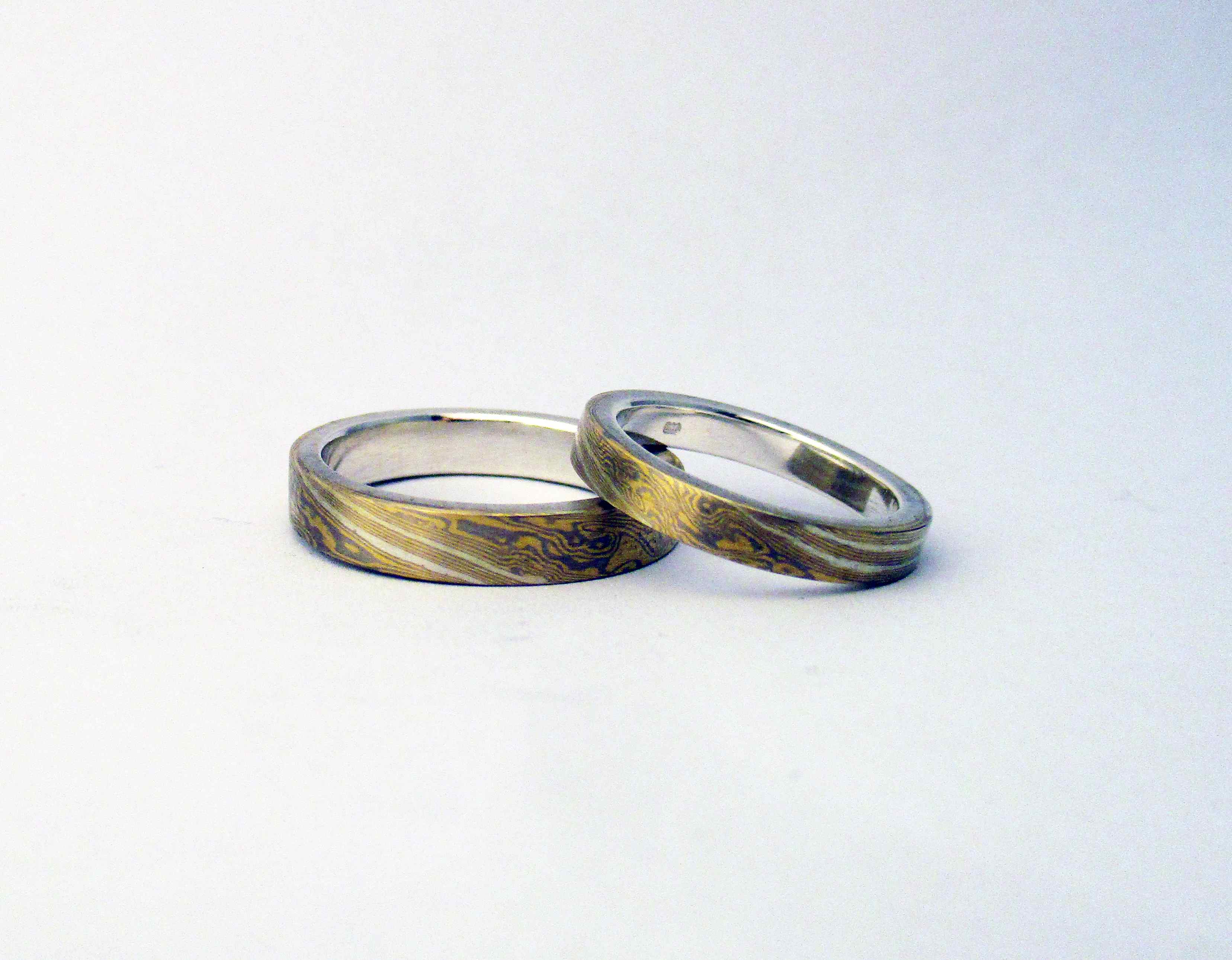 Sárgaarany és fehéarany 45 rétegű faerezet mintás mokume gane gyűrűpár ...